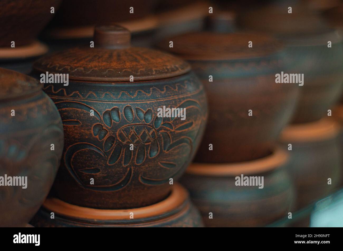 Row of clay pots hi-res stock photography and images - Alamy