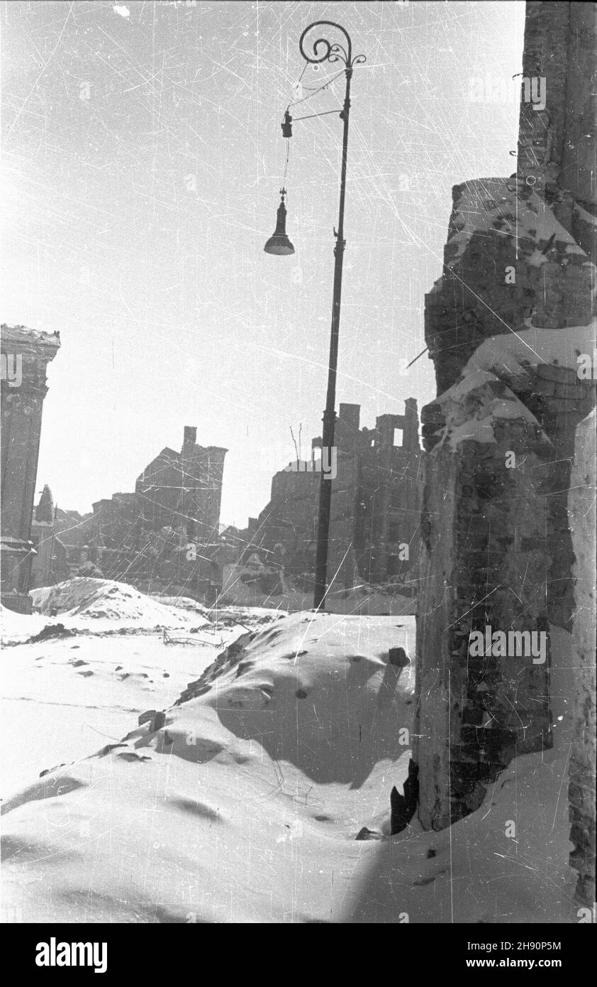 Warszawa, 1947-02-26. Ruiny kamienic Starego Miasta. ad PAP Warsaw, Feb ...