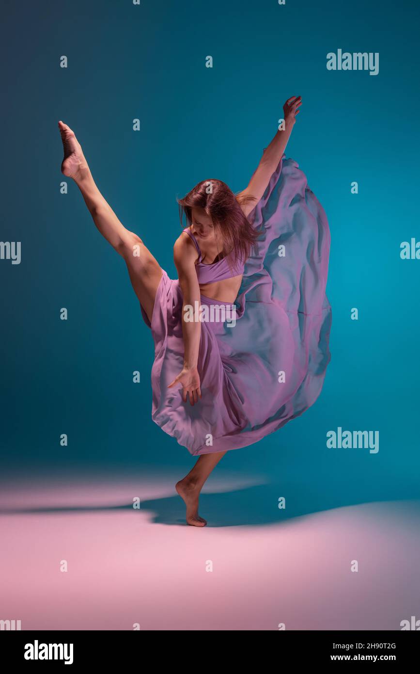 Lilac dress hi-res stock photography and images - Alamy