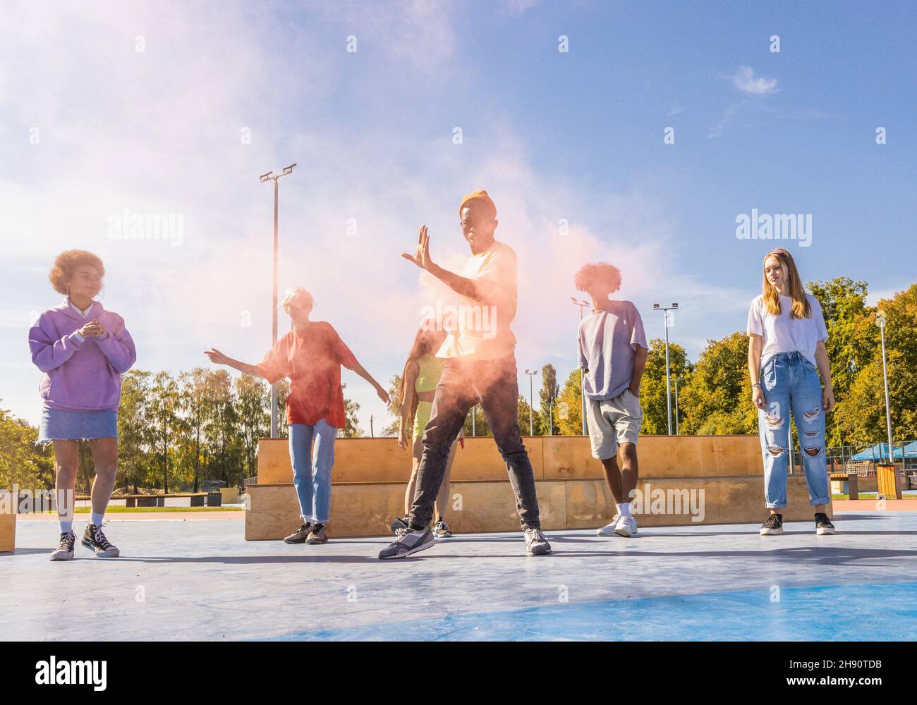 Group of friends dancing outdoors hi-res stock photography and images ...