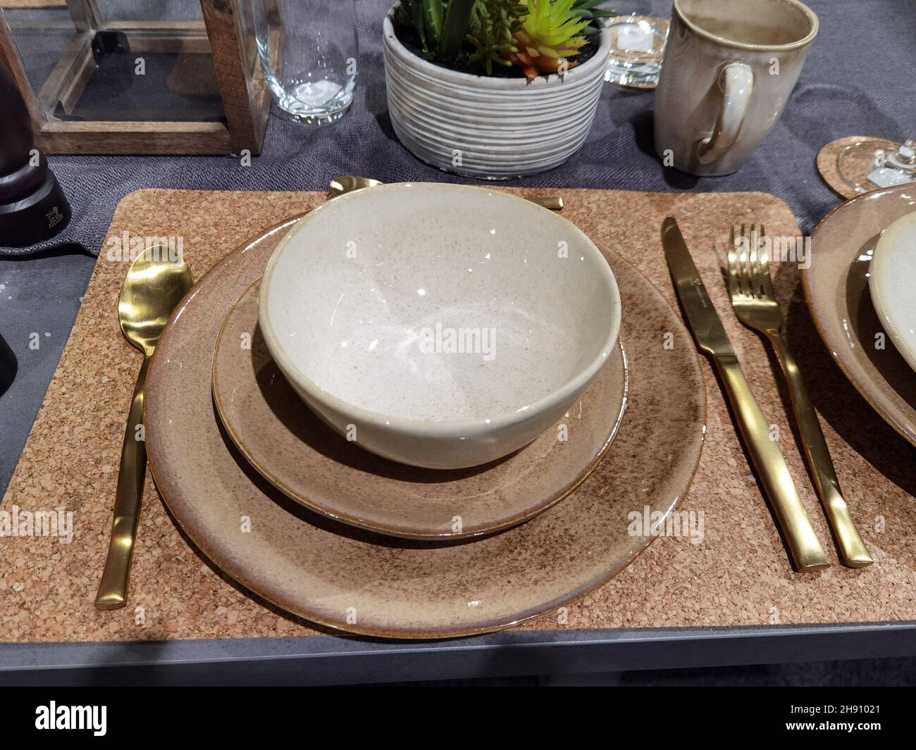 Empty plate home table hi-res stock photography and images - Alamy