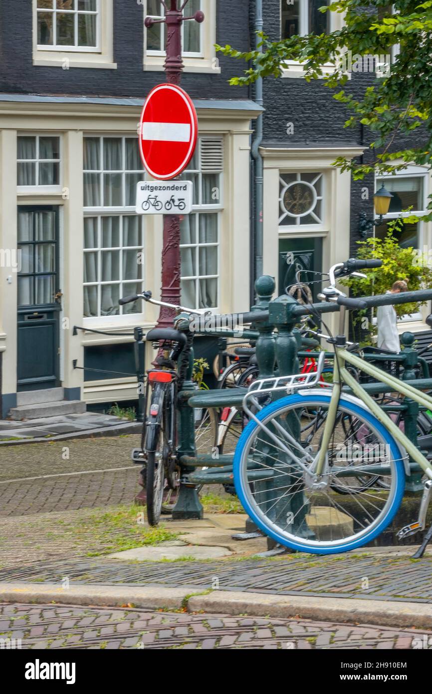 Bicycle no entry sign hi-res stock photography and images - Alamy