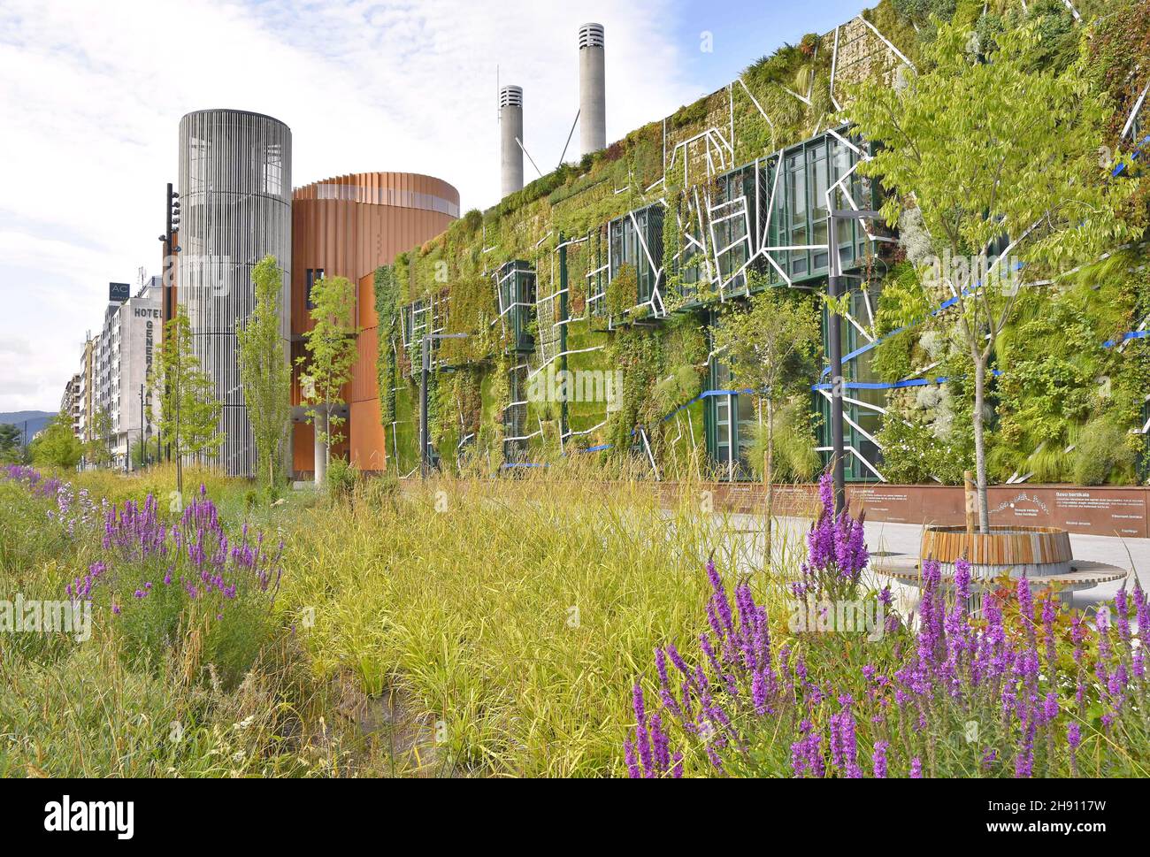 Modern green facade hi-res stock photography and images - Alamy