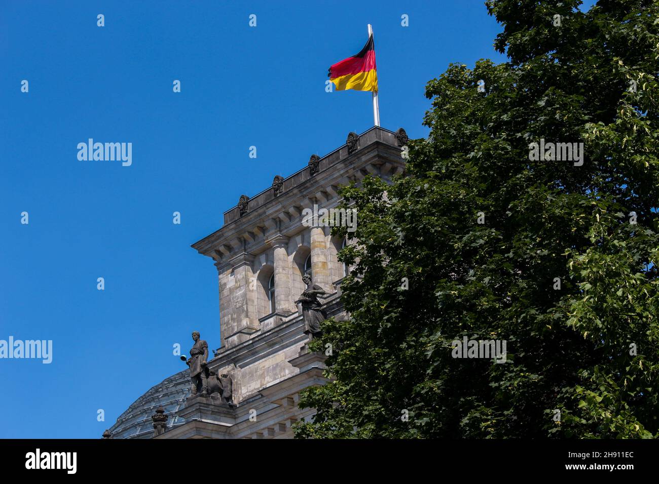 German flag on the Reichstag building in Berlin Stock Photo - Alamy
