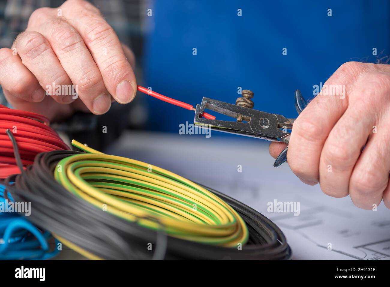 Electrician hands stripping wire hi-res stock photography and images ...