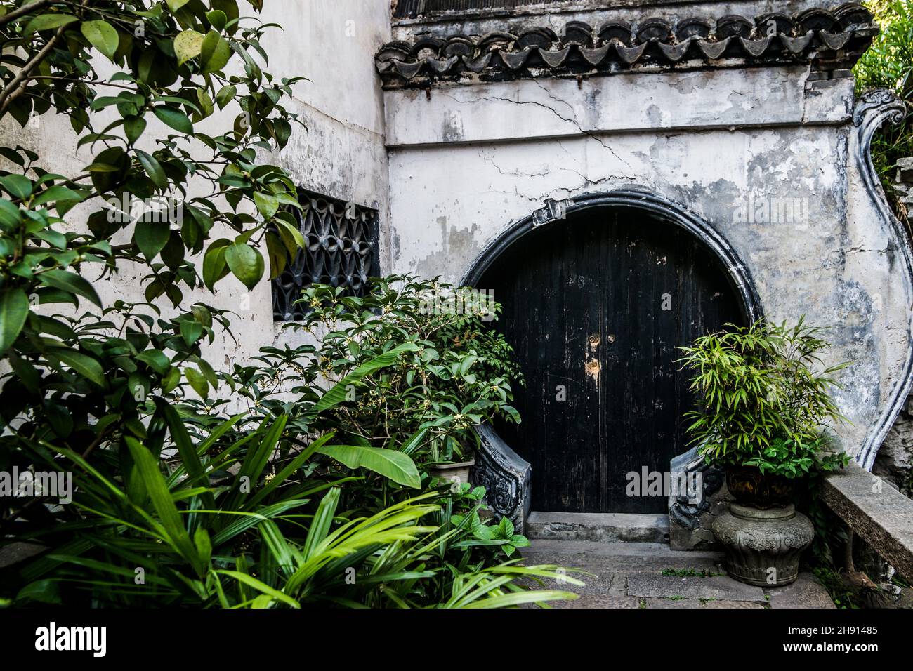Moon gate china hi-res stock photography and images - Alamy