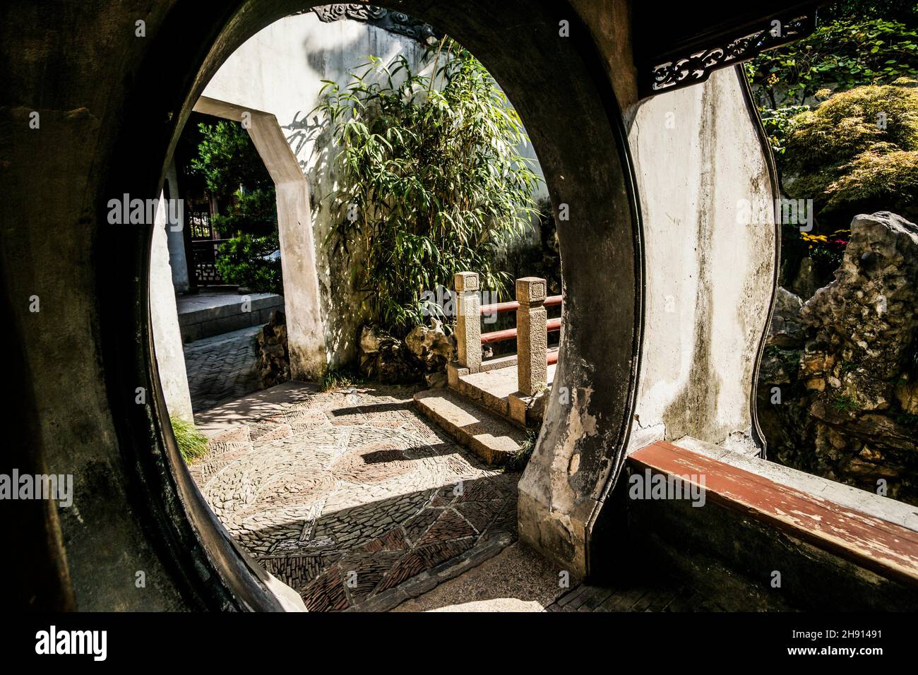 Garden moon gate hi-res stock photography and images - Alamy