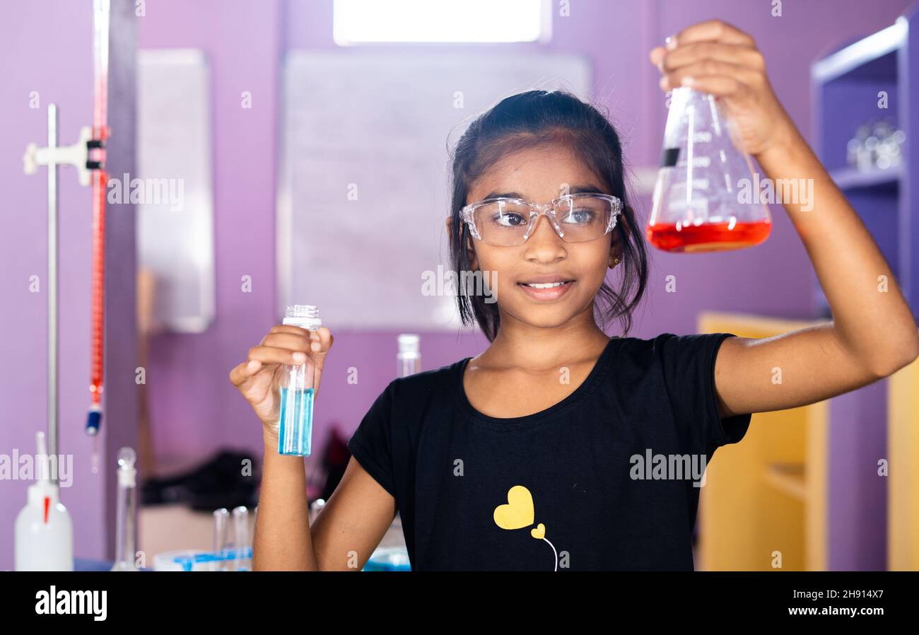 School girl mixing chemicals hi-res stock photography and images - Alamy