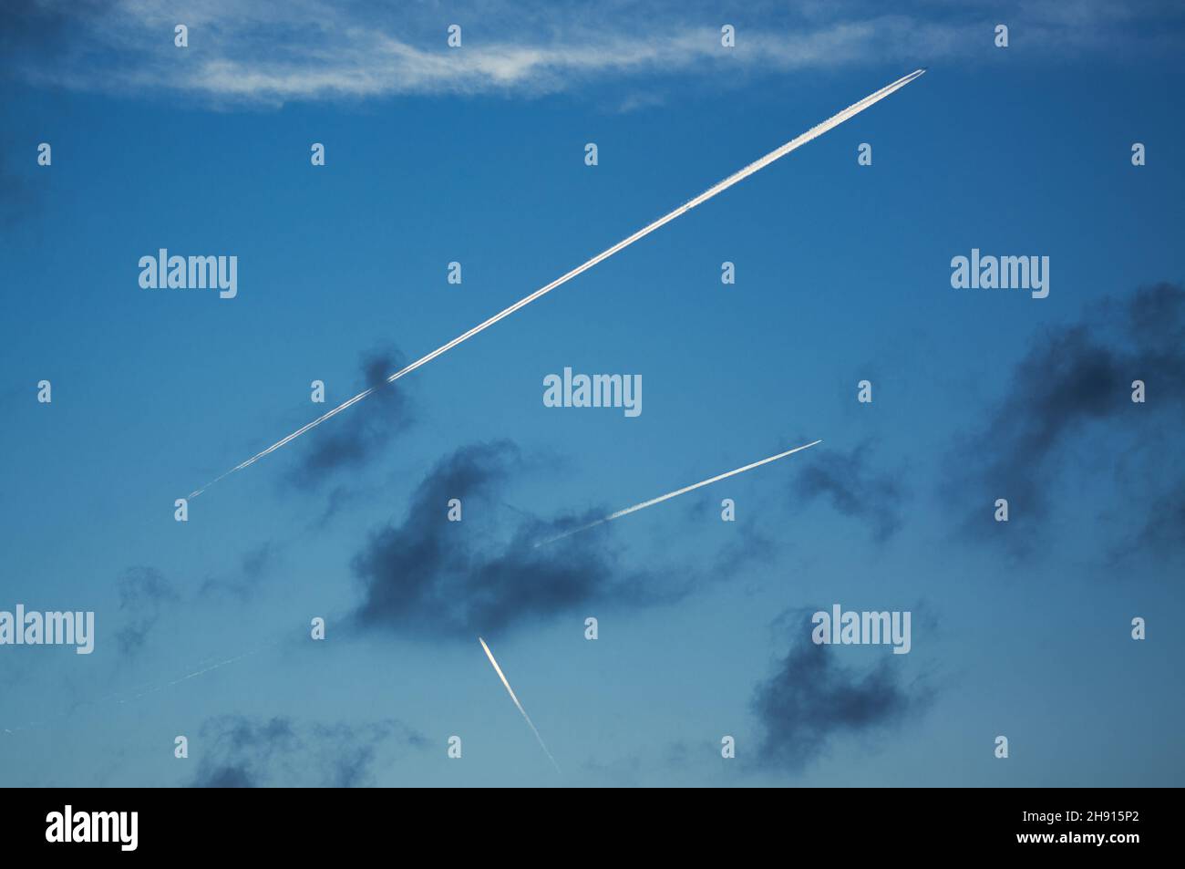 Airplanes contrail hi-res stock photography and images - Alamy