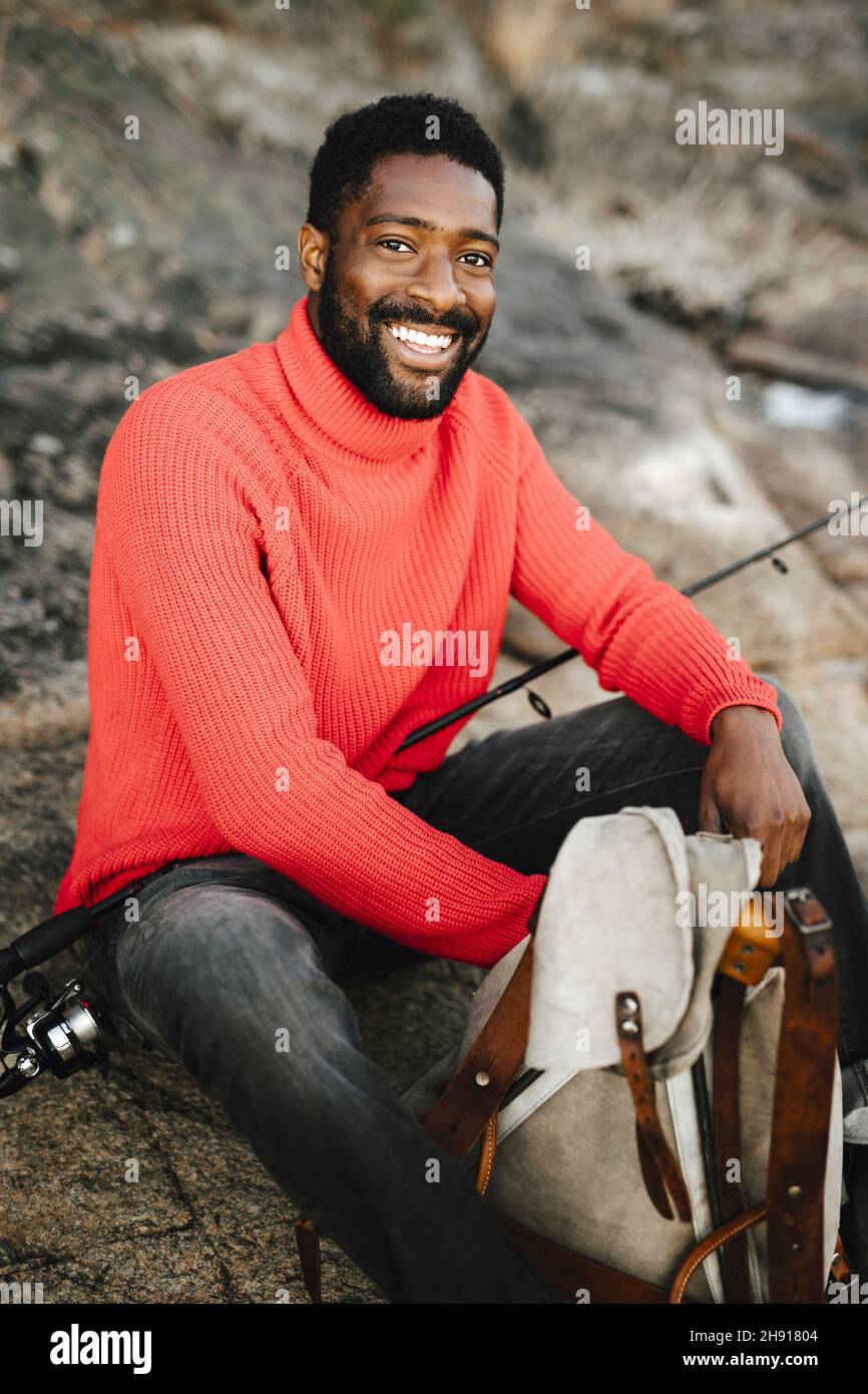 Man sitting on rock fishing hi-res stock photography and images - Alamy