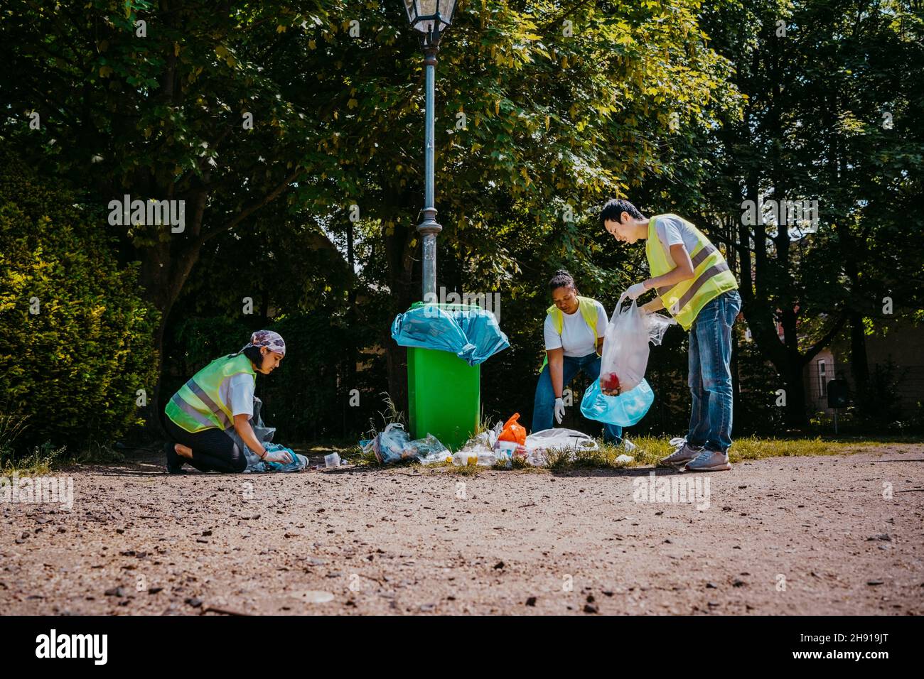 People picking up garbage in park hi-res stock photography and images ...