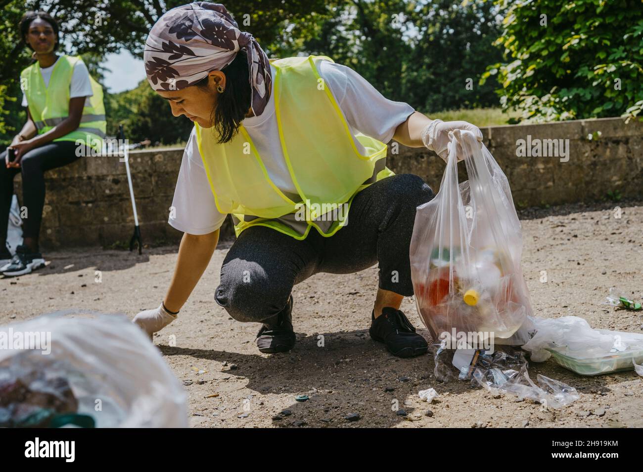 Volunteer picking up plastic hi-res stock photography and images - Alamy