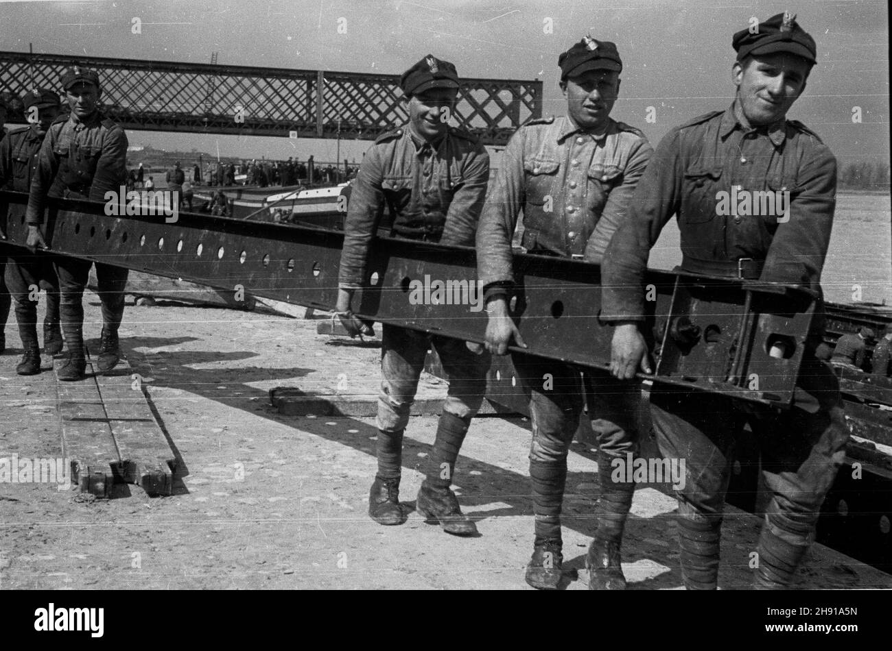 Warszawa, 1947-04. Saperzy z I Warszawskiego Pu³ku Pontonowego buduj¹ ...