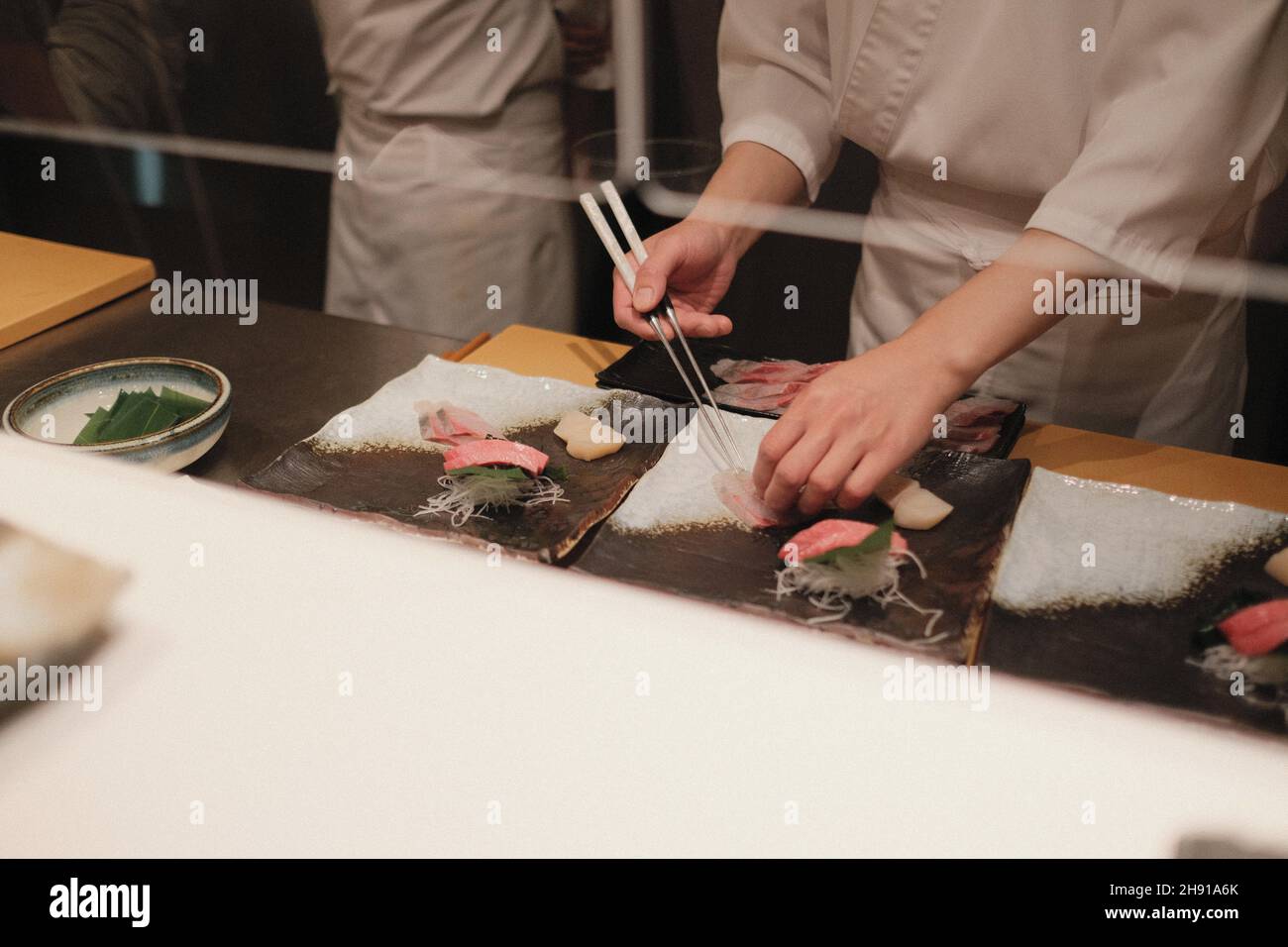 Chef making sushi in a Japanese restaurant Stock Photo - Alamy