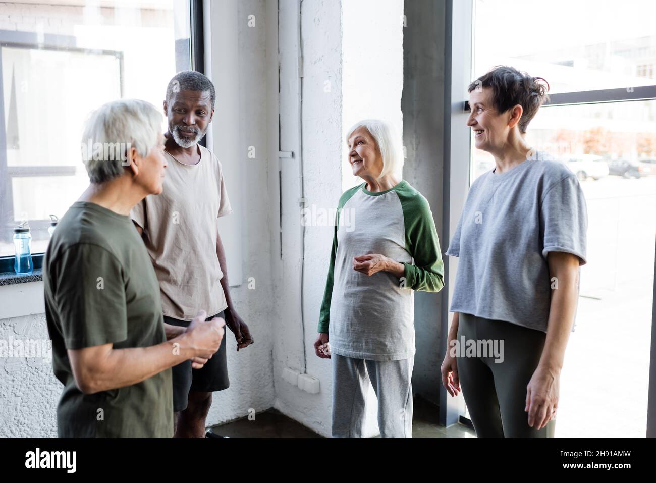 Multicultural group elderly hi-res stock photography and images - Alamy