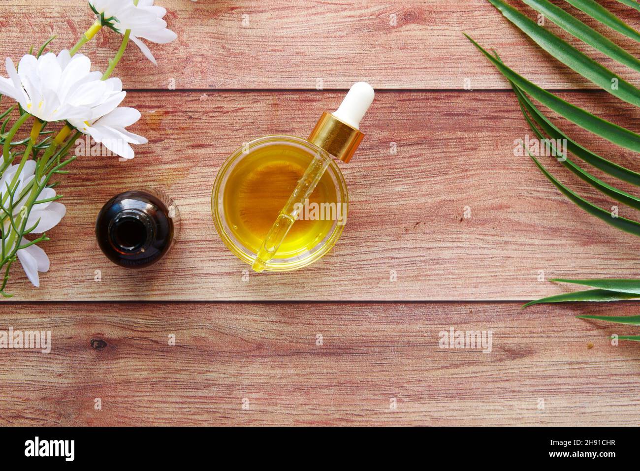 Pipette oil in small hi-res stock photography and images - Alamy