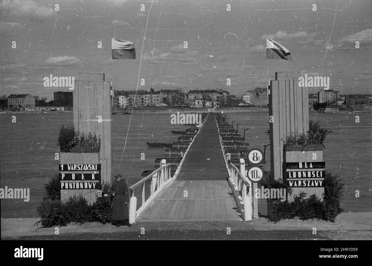 Pontoon bridge ww2 hi-res stock photography and images - Alamy