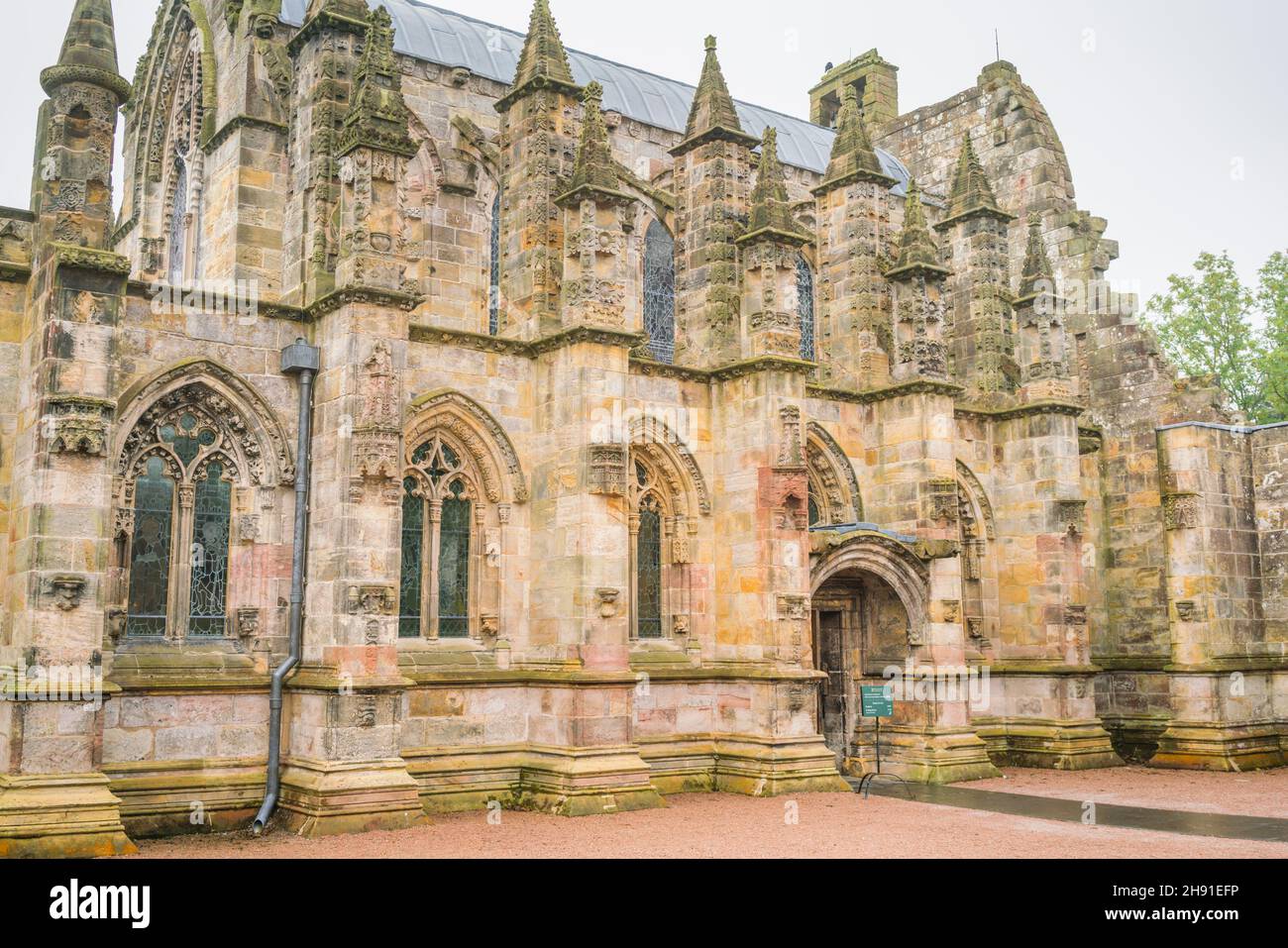 Historic chapel arched windows hi-res stock photography and images - Alamy