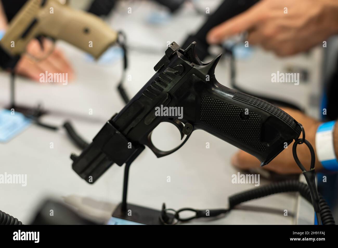 hand holding a semi automatic handgun Stock Photo - Alamy