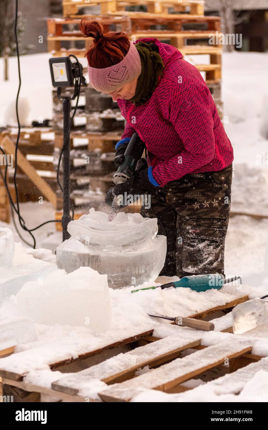 Ice carving demonstration hi-res stock photography and images - Alamy
