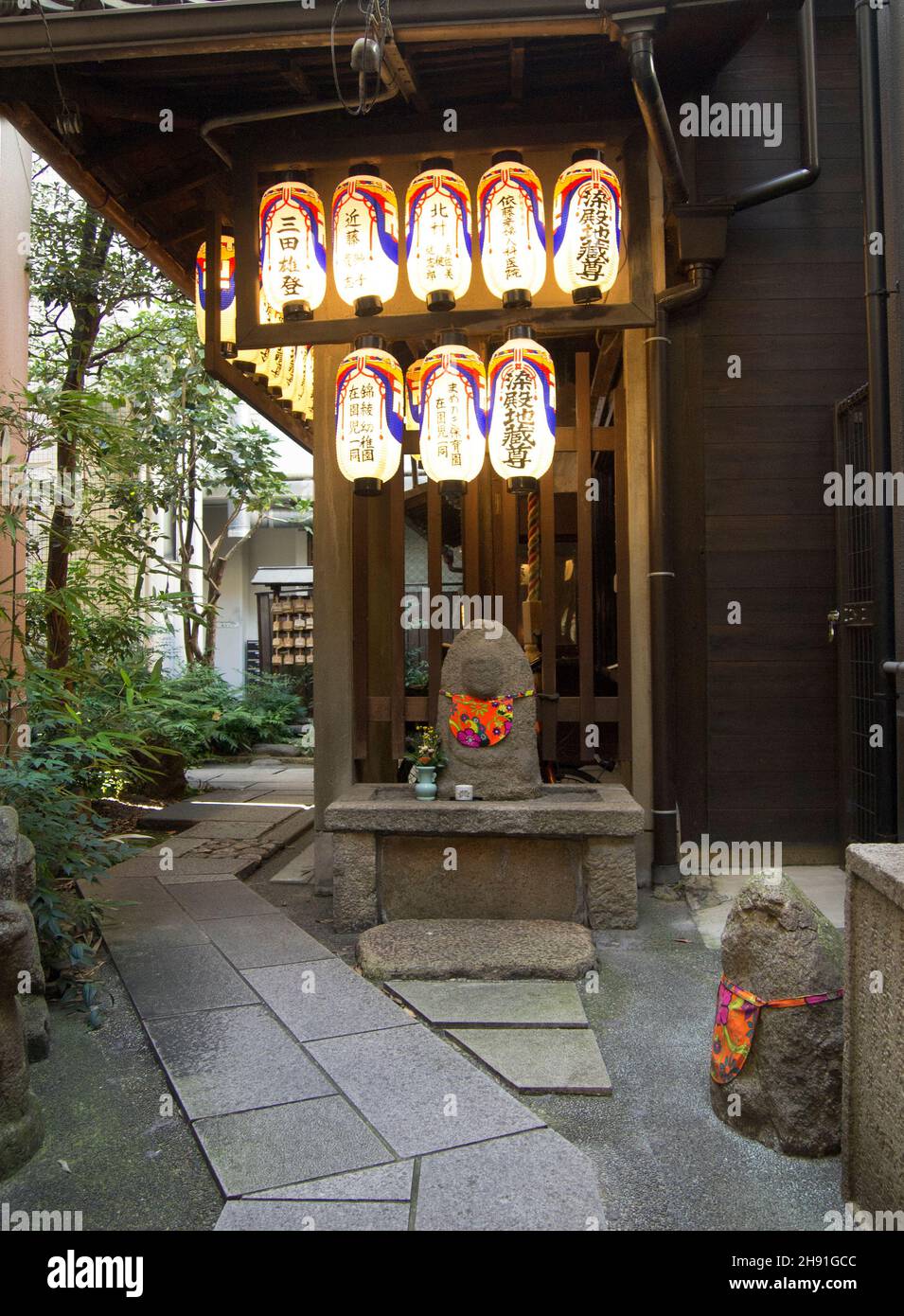 small urban temple in Kyoto city Stock Photo - Alamy