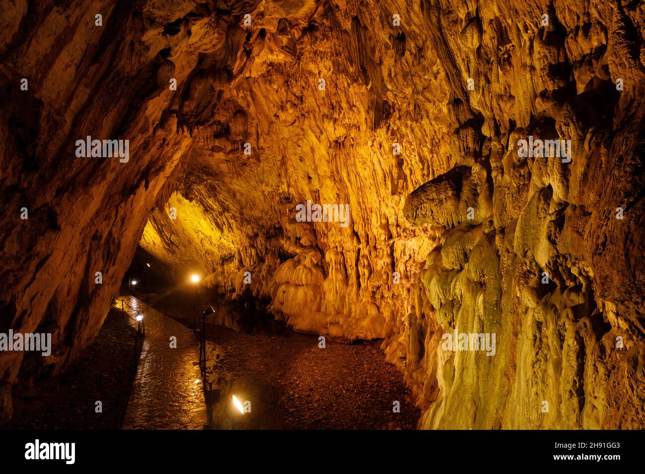 Cave walkway hi-res stock photography and images - Alamy