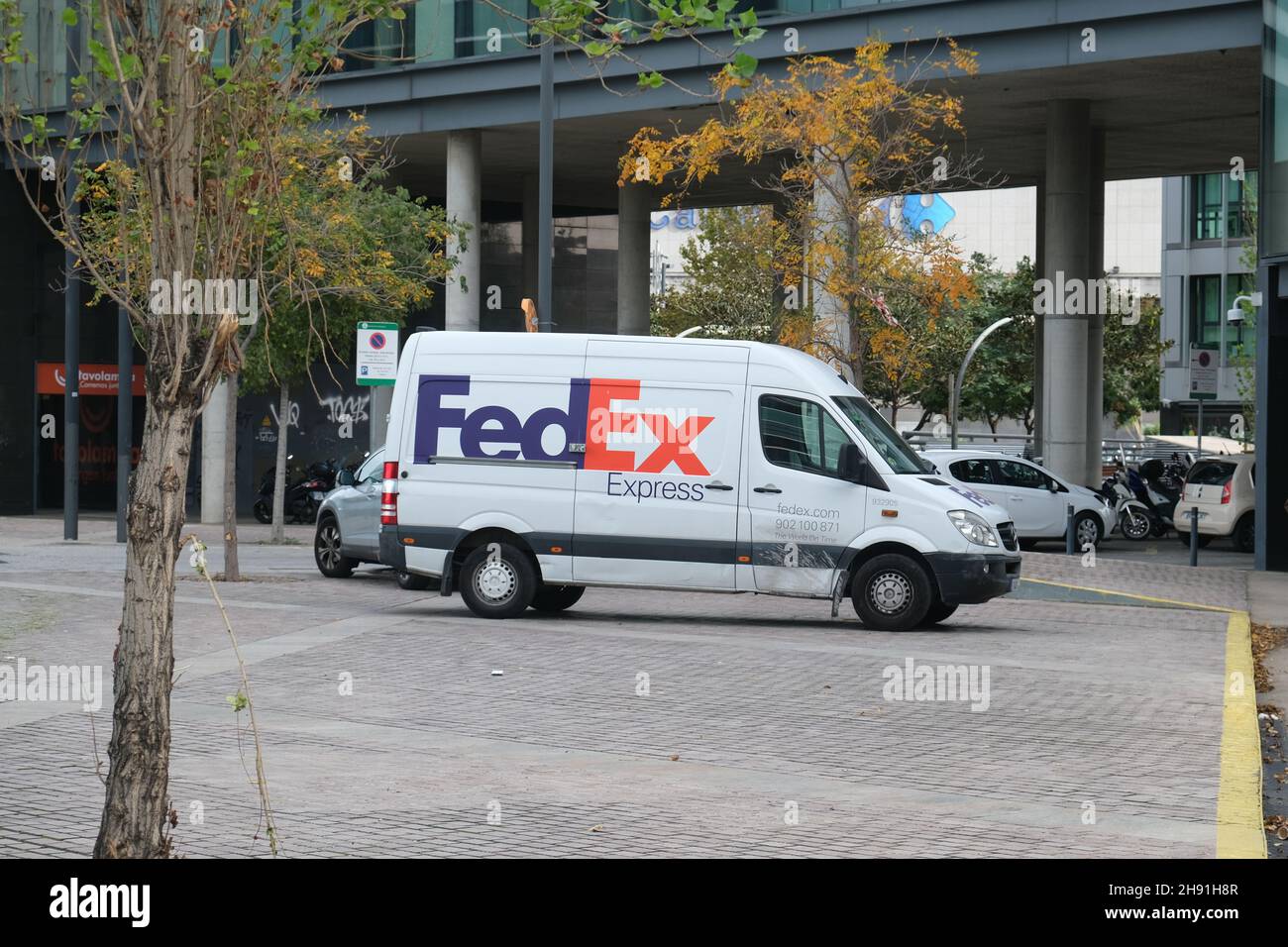 Fedex express logo hi-res stock photography and images - Alamy