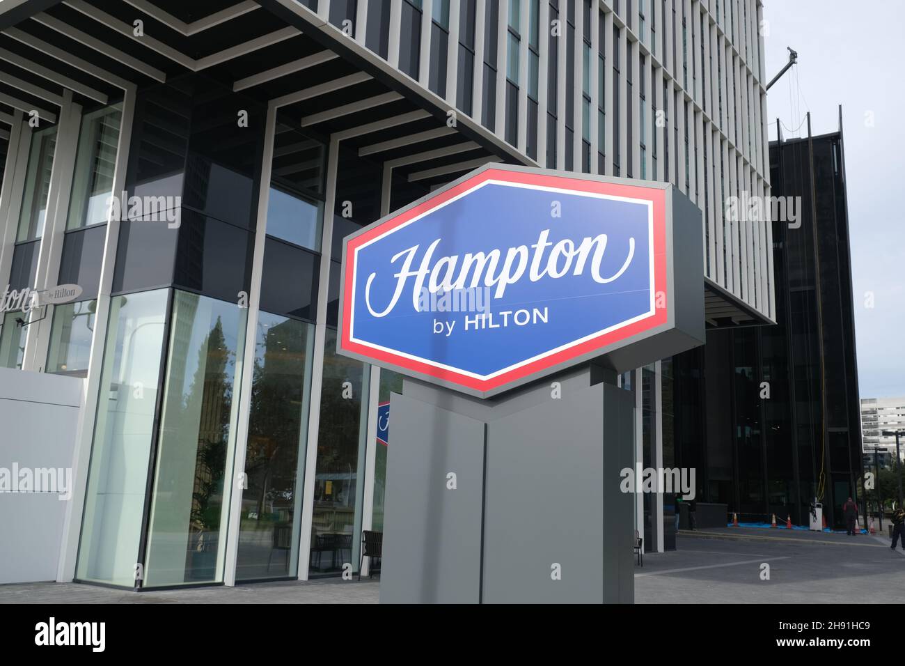 Hilton hotel logo sign hi-res stock photography and images - Alamy