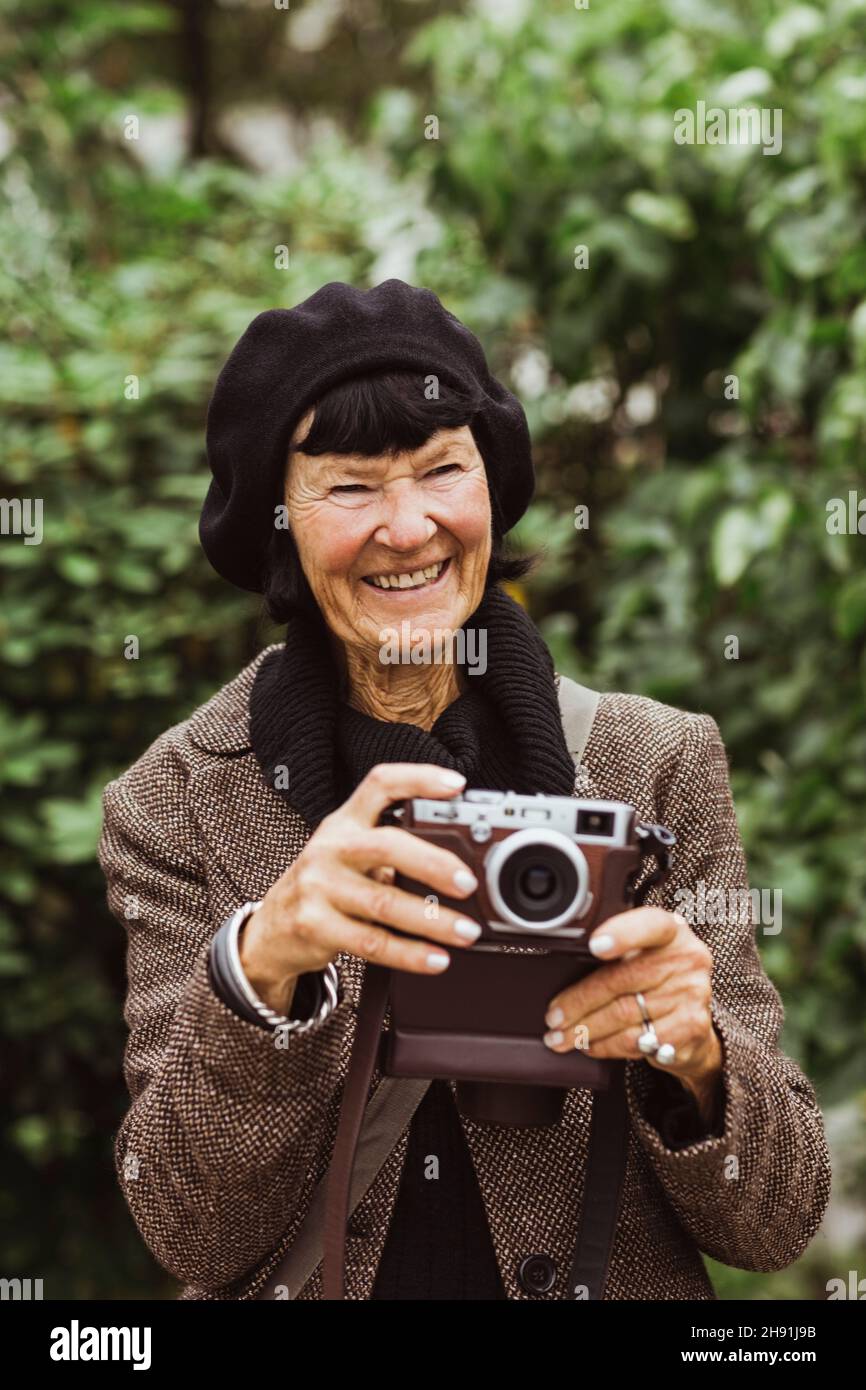 Woman tourist holding camera in hi-res stock photography and images - Alamy