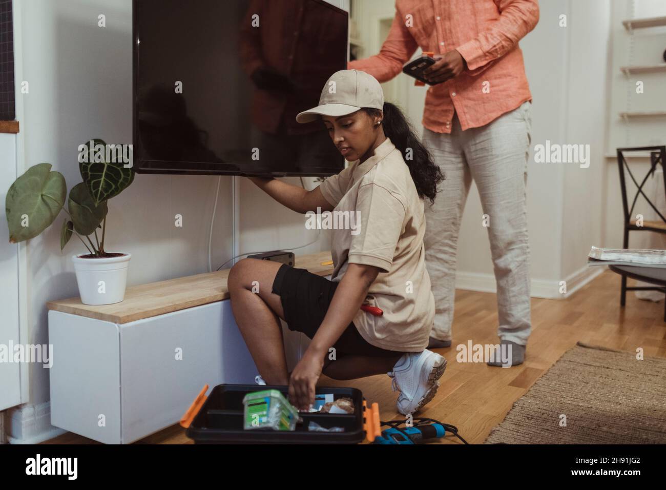 Technician repairing tv set hi-res stock photography and images - Alamy