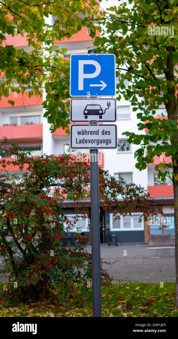 Loading symbol in green hi-res stock photography and images - Alamy