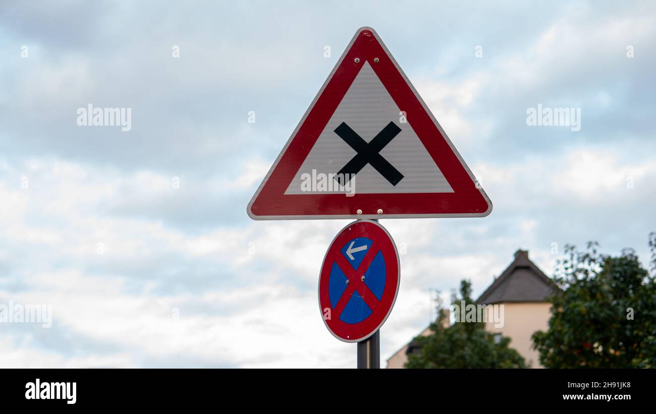 Restricted right of way sign hi-res stock photography and images - Alamy