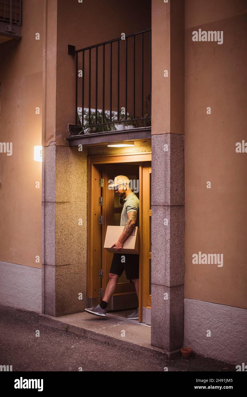 Man out building hi-res stock photography and images - Alamy