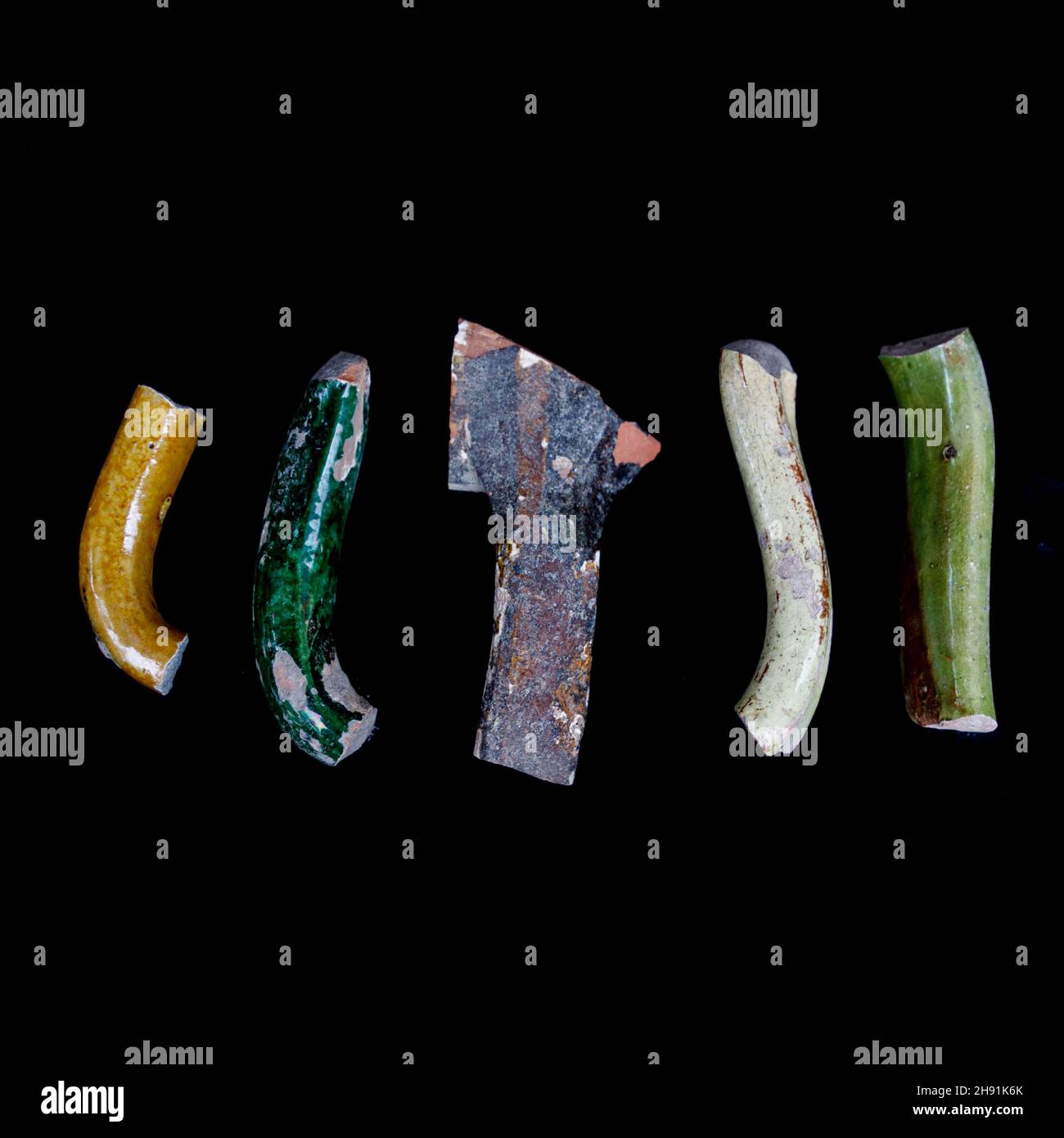 Pottery shards hi-res stock photography and images - Alamy