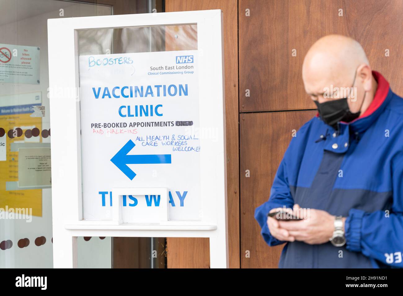 Sign offering a walk in vaccination service hi-res stock photography ...