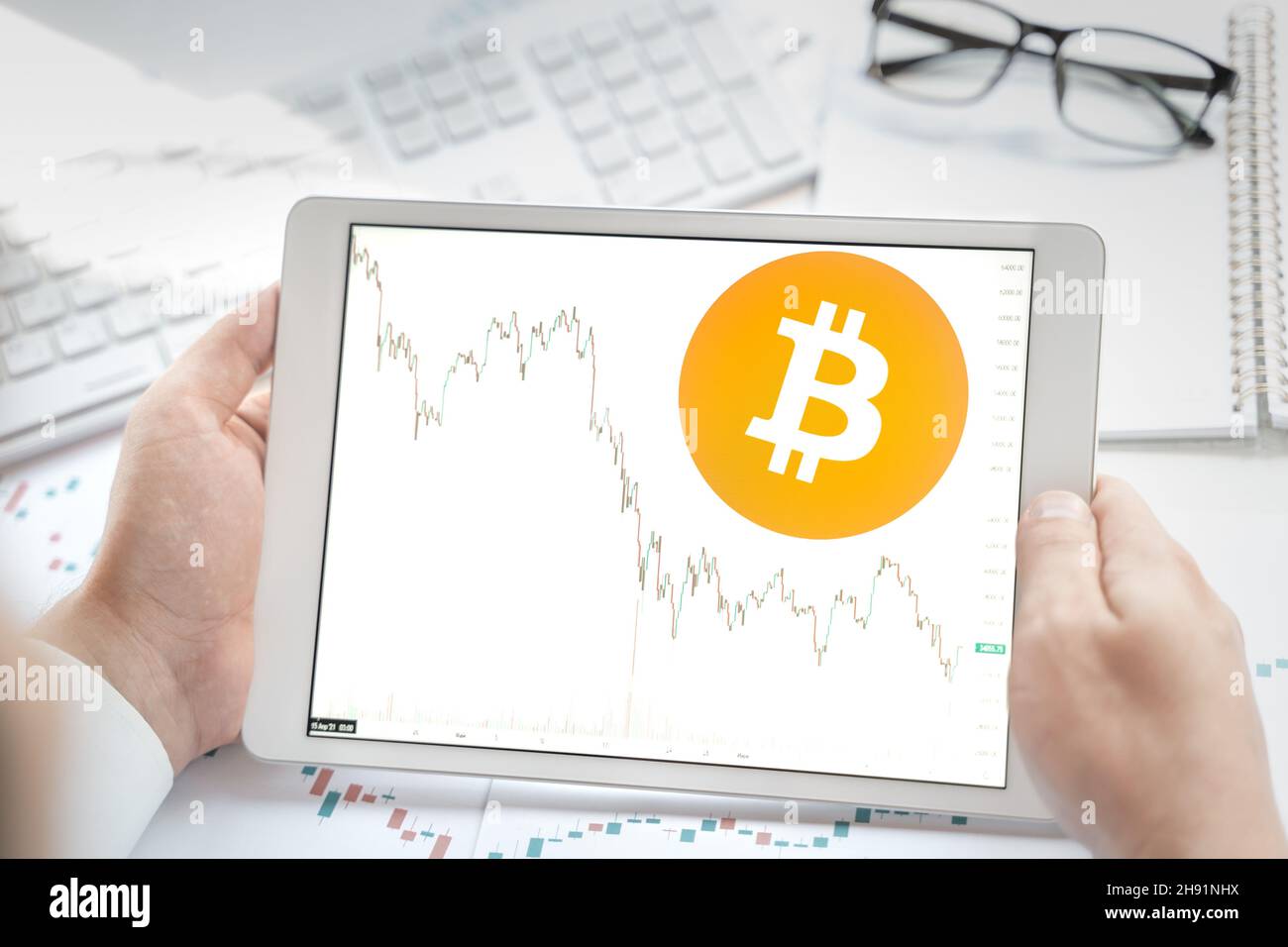 Stock price chart hi-res stock photography and images - Alamy