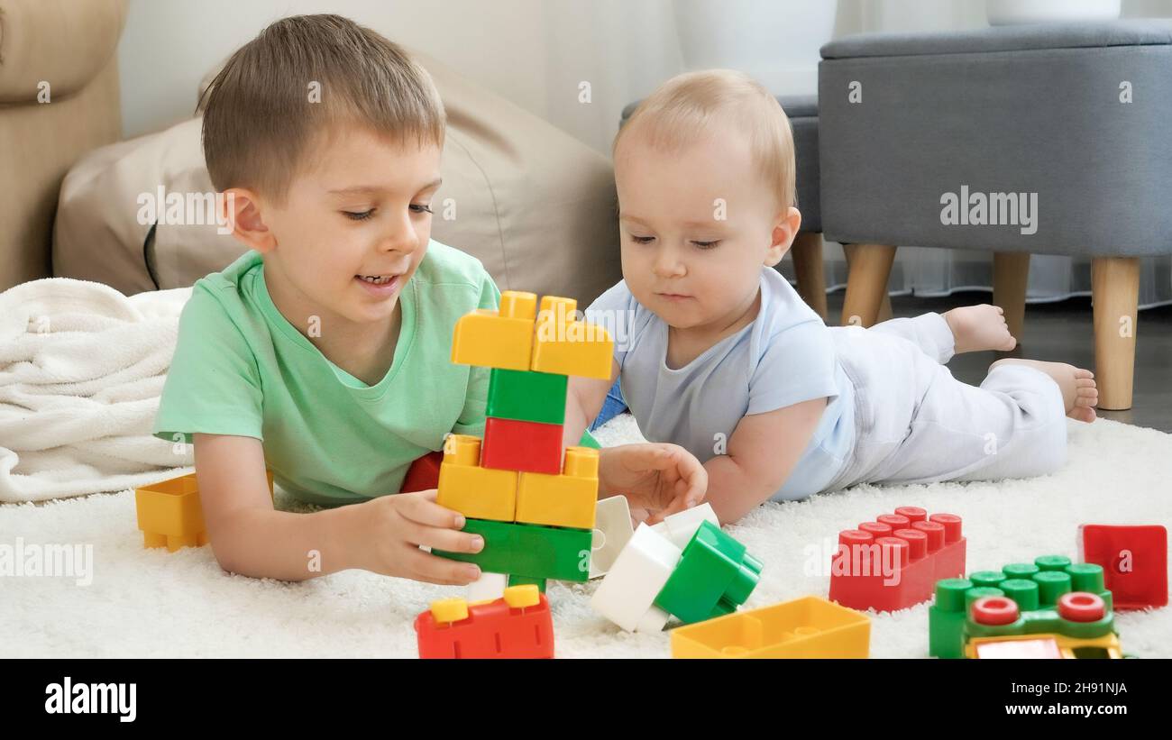 Two boys block tower building hi-res stock photography and images - Alamy