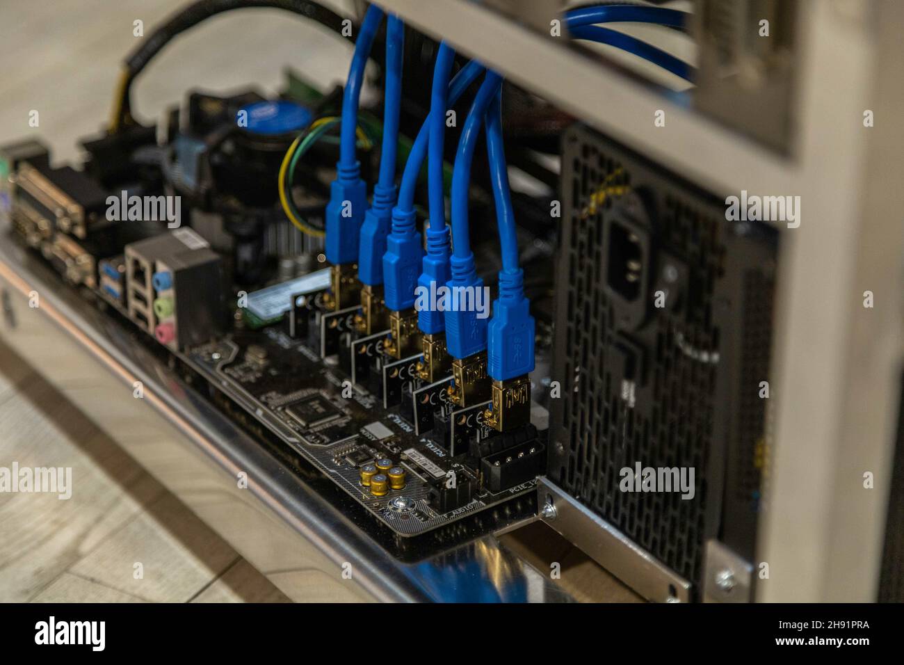 Various wires hi-res stock photography and images - Alamy