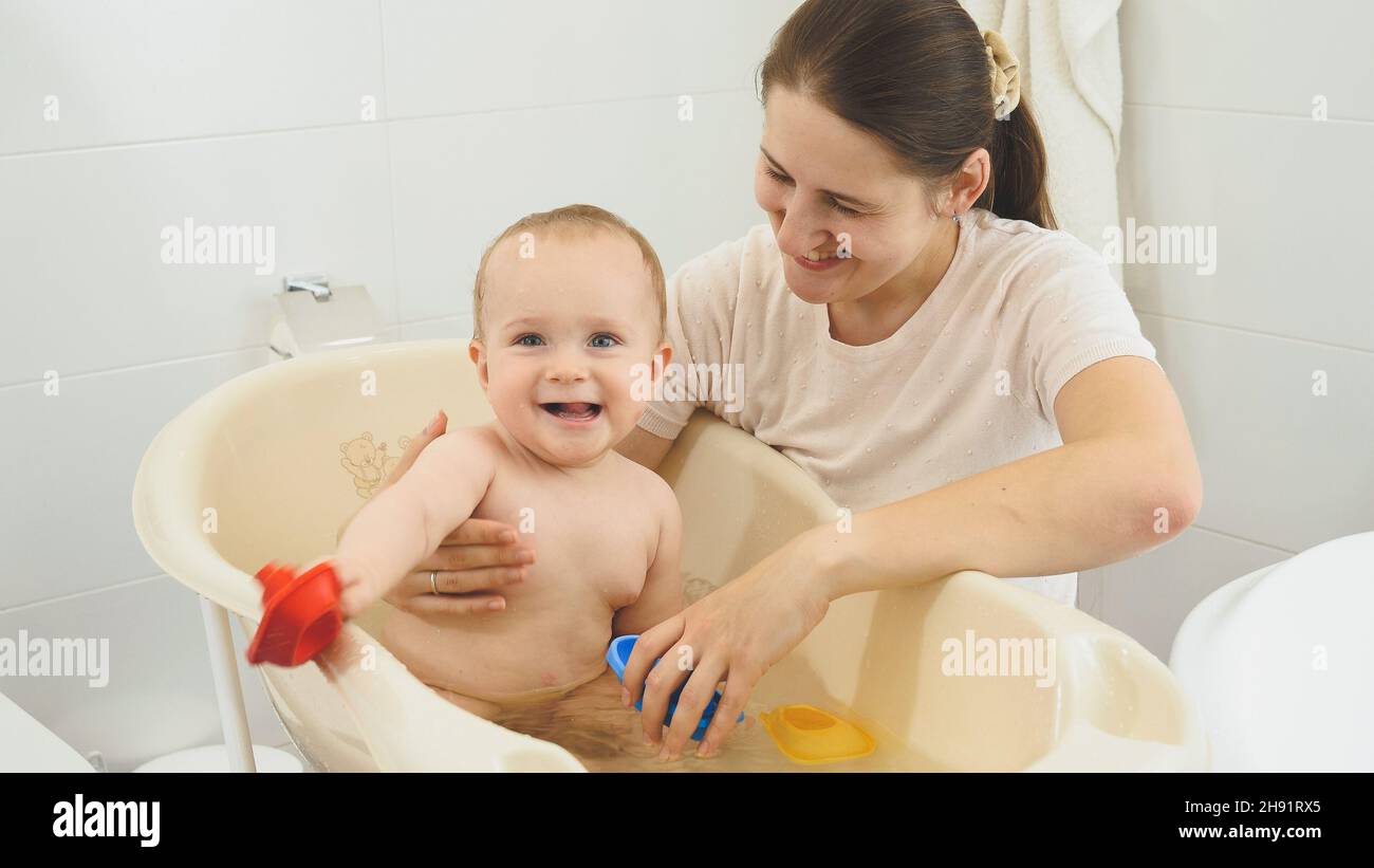 Children splashing water in the bathroom hi-res stock photography and ...