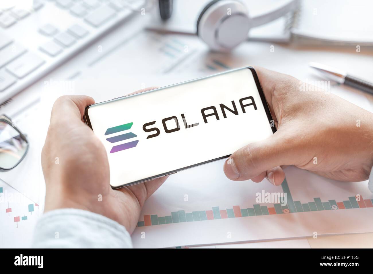 Solana logo hi-res stock photography and images - Alamy