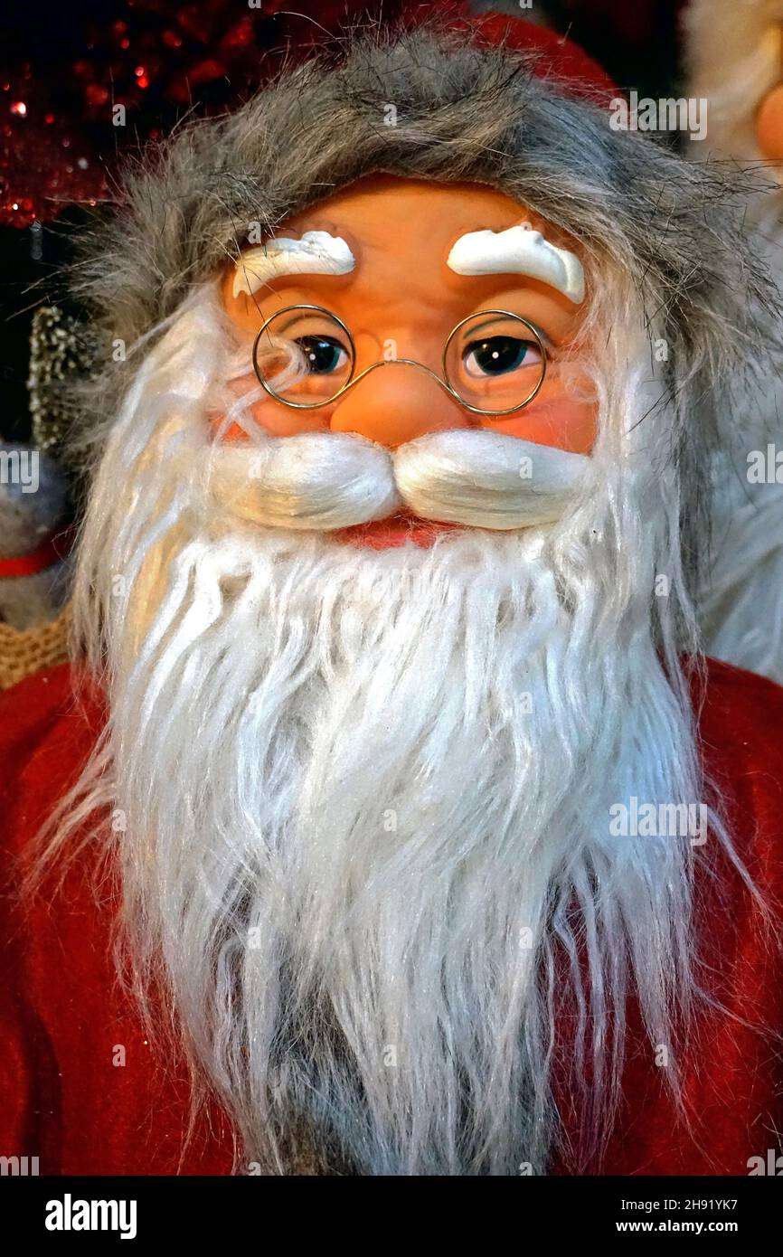 Head and shoulders of a father Christmas decotative model in a store ...