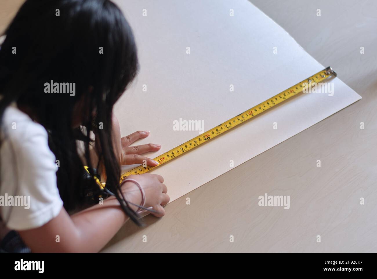 Measuring child hi-res stock photography and images - Alamy