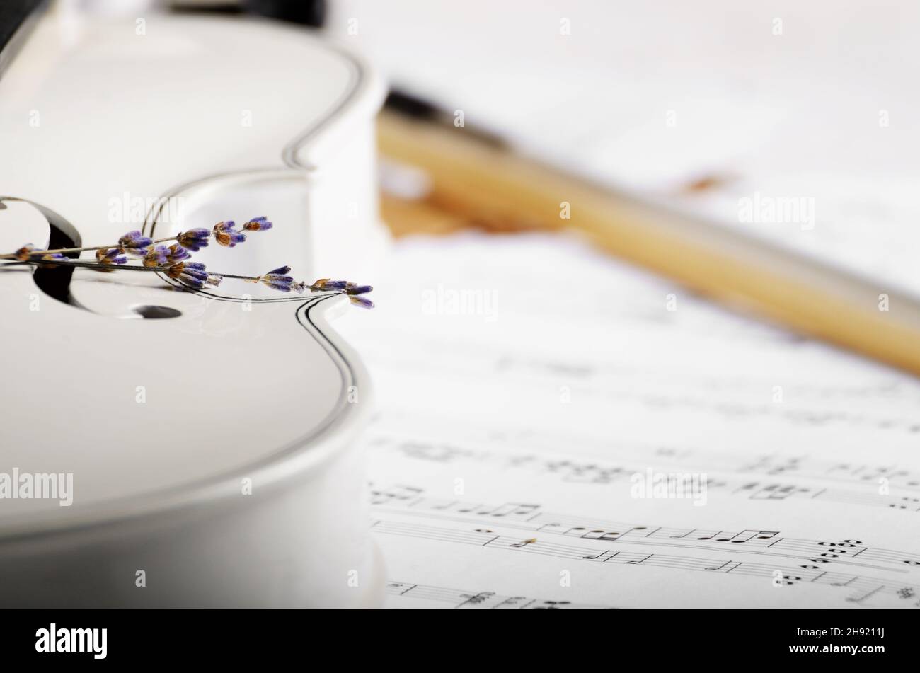 Violin musical notes hi-res stock photography and images - Alamy