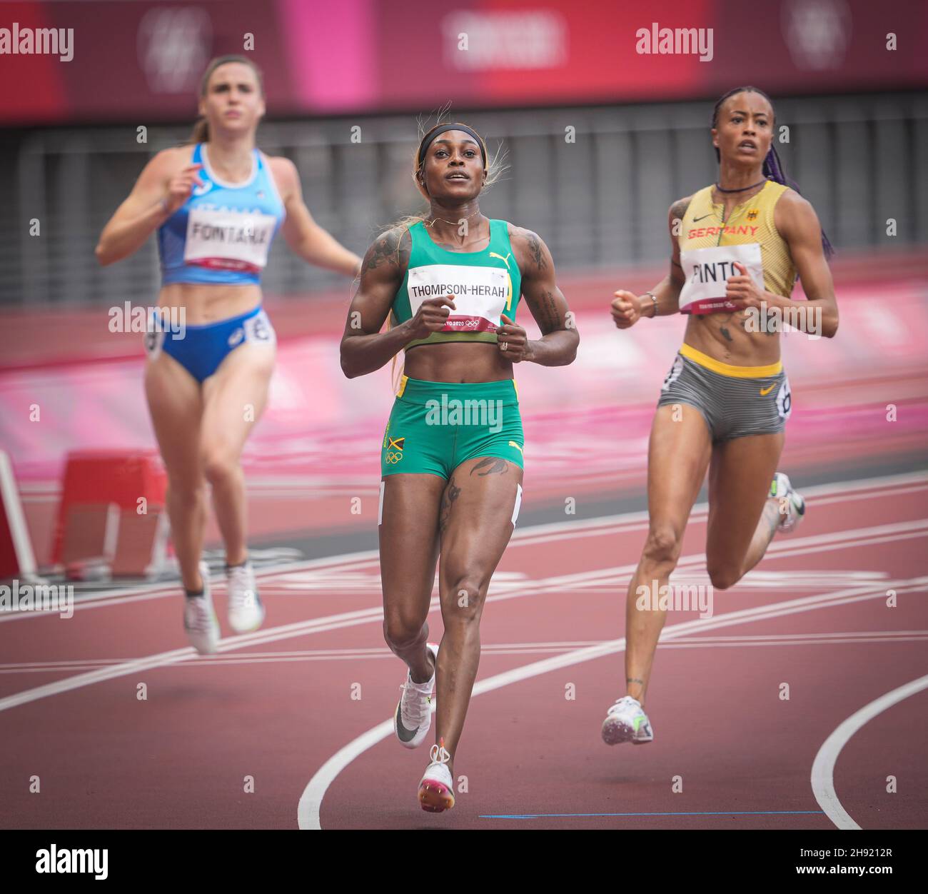 Elaine Thompson competing in the 100 meters of the Tokyo 2020 Olympic ...