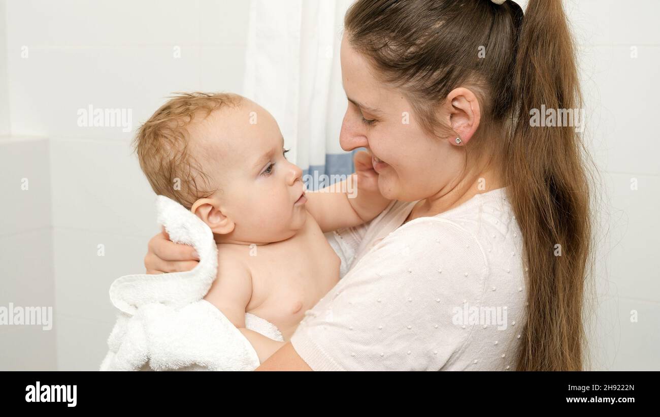 Wiping baby after bath hi-res stock photography and images - Alamy