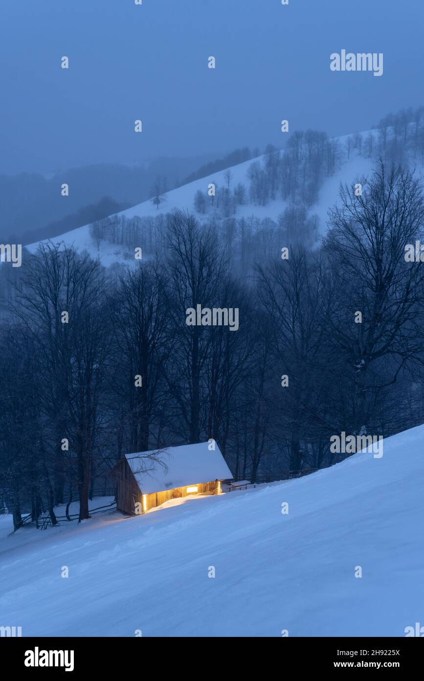Snowy scene of cottage at night hi-res stock photography and images - Alamy