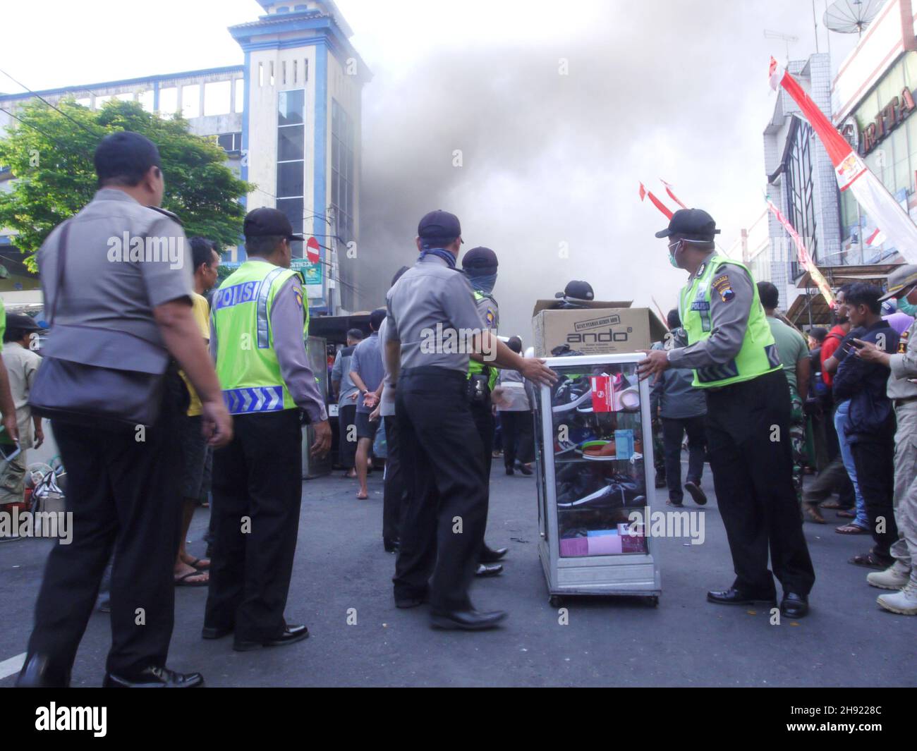 Police evacuate building hi-res stock photography and images - Alamy