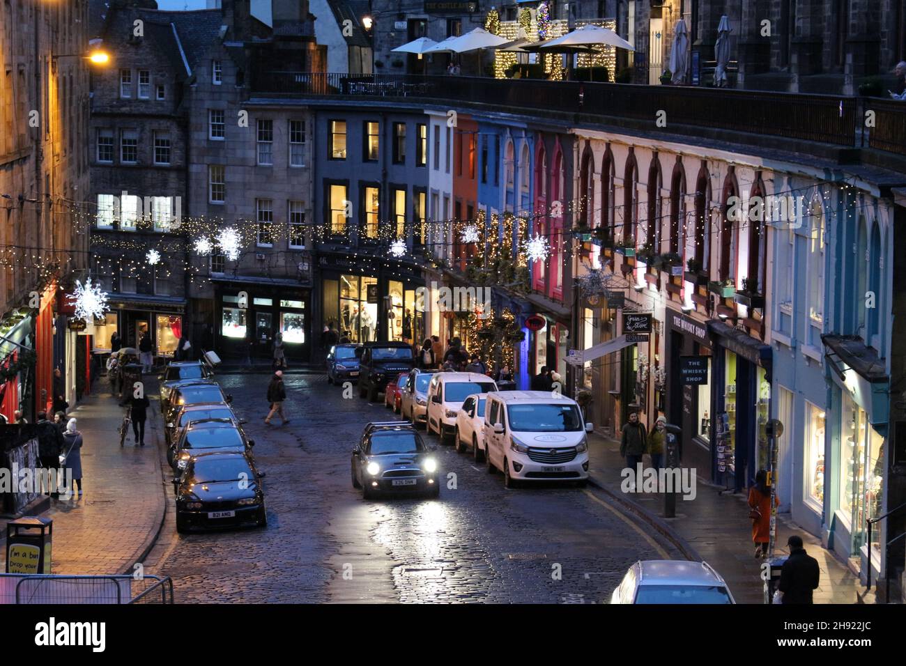 Establishing shot edinburgh scotland night hi-res stock photography and ...