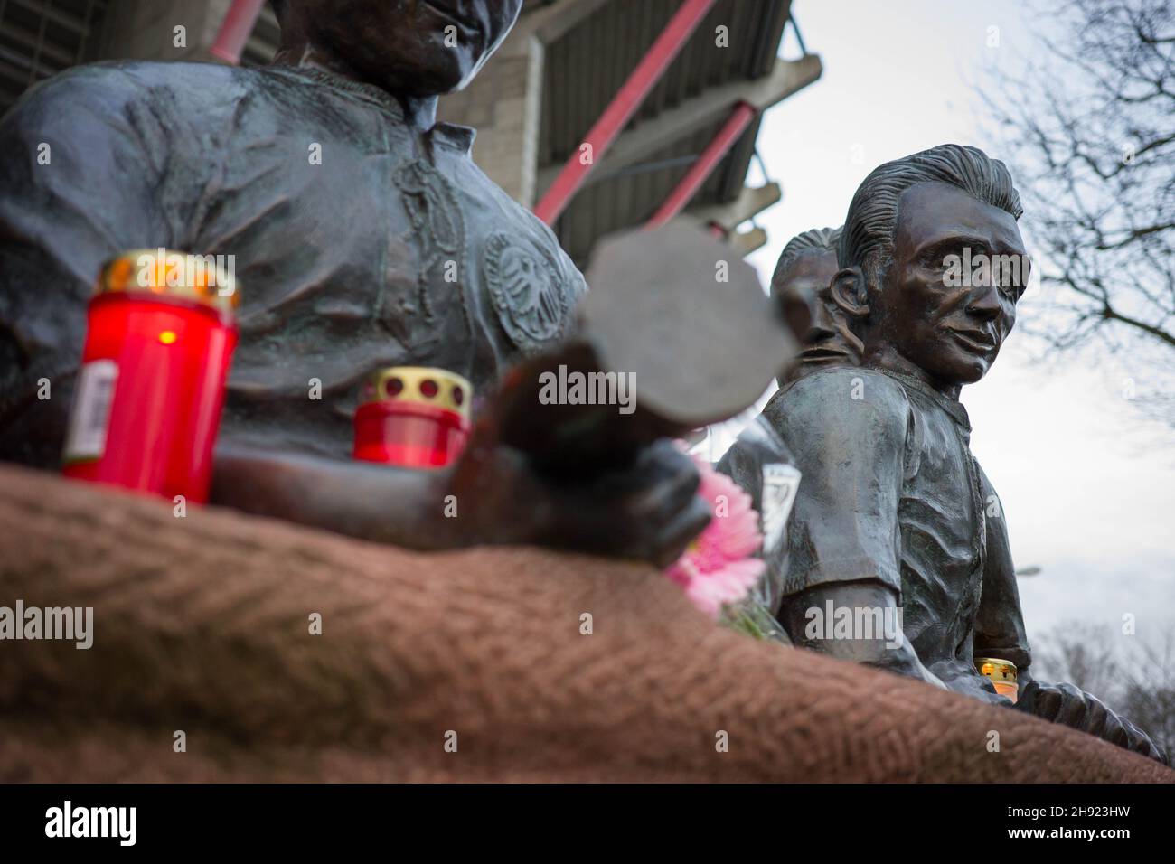 Kaiserslautern, Germany. 03rd Dec, 2021. Candles burn on the sculpture ...