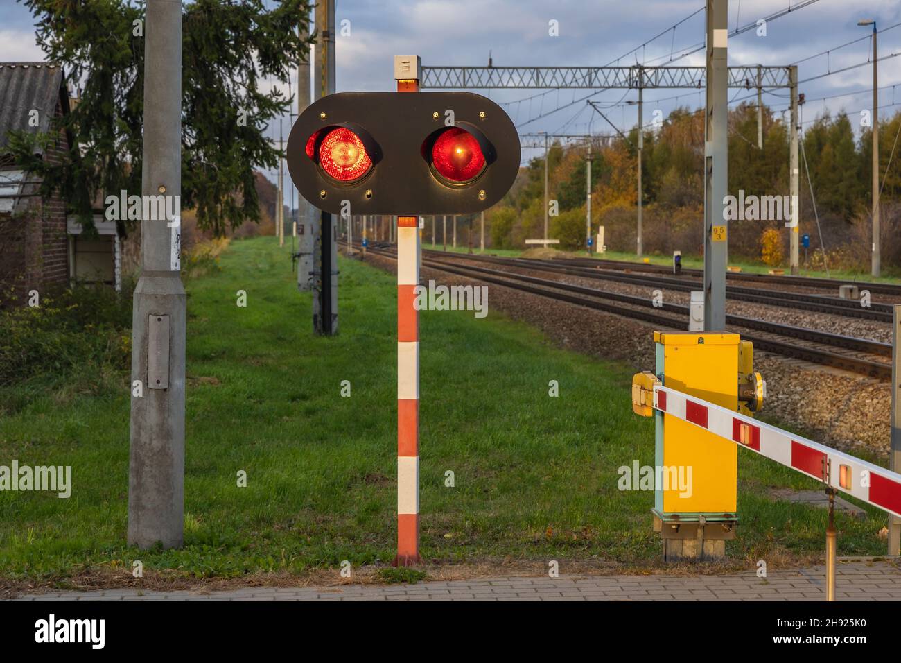 Rail crossing red signals hi-res stock photography and images - Alamy